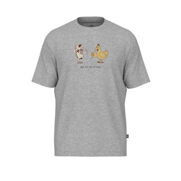 グラフィックコレクション。160gのコットンショートスリーブTシャツ。ニューバランスの社名の由来となっている鳥の足の鳥と、シューズを擬人化したNewbieをアイコニックしたグラフィックTシャツ。■カラー：AG(アスレチックグレー)■サイズ：...