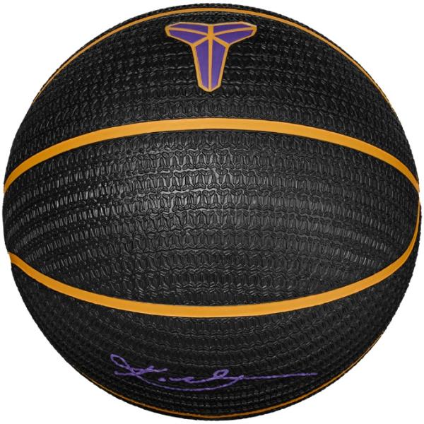 コービー・ブライアントのシグネチャーロゴがグリップパターンとしてボールの表面全体に施されたシグネチャーボール。野外コートでの使用に最適な耐久性のあるゴムを使用したボール。推奨使用環境：野外■カラー：BK/UGD/CPP■サイズ：7■素材：ゴ...