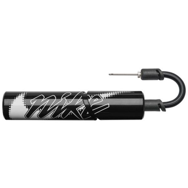 持ち運びに便利なコンパクトデザイン。針1本つき。■カラー：BK/BK/WH(091)■サイズ：F■素材：ABS樹脂83％、ゴム8％、熱可塑性エラストマー5％、亜鉛合金3%、ナイロン1%■原産国：中国検索ワード：ボール空気入れ 空気いれ ボー...