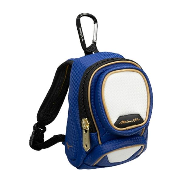 大人気バックパックのミニチュアモデルMPバックパックがミニチュアになって登場。上部フックやショルダーベルトのバックルで取り付けも可能な仕様。卒業、卒団記念など贈り物にも。■カラー：16/パステルネイビー■サイズ：L8×W5×H12cm※製品...
