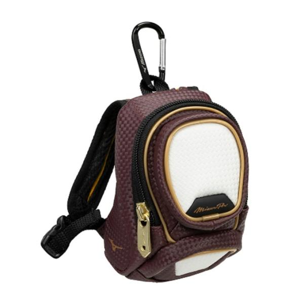 大人気バックパックのミニチュアモデルMPバックパックがミニチュアになって登場。上部フックやショルダーベルトのバックルで取り付けも可能な仕様。卒業、卒団記念など贈り物にも。■カラー：63/エンジ■サイズ：L8×W5×H12cm※製品によって仕...