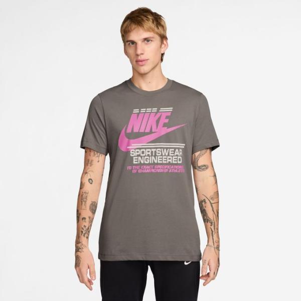 クラシックなTシャツほど魅力的なものはありません。このTシャツは、重ね着しやすいゆったりとした身頃。普段着に適したコットン素材が、柔らかくて快適な着心地を提供します。■カラー：289(ケーブストーン)■サイズ：S、M、L、XL、2XL■素材...