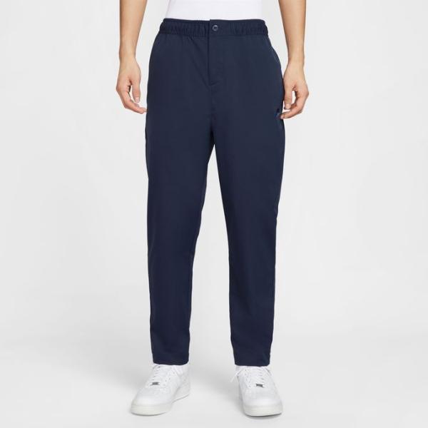 普段使いに適したツイルパンツ。臀部から太ももにかけてゆったりとフィットし、ひざ下に向かって先細りになったデザインで、ドレスアップにもドレスダウンにも対応するすっきりとしたスタイルに仕上げました。 伸縮性のあるウエストバンドとボタンで、ウエス...