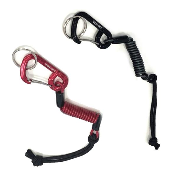 高強度のアルミカラビナを使用したコイルタイプのリーシュコードです。■カラー：BLACK、RED■サイズ：6×3.2cm(カラビナサイズ)※製品によって仕上りサイズに多少の誤差がありますのでご了承下さいませ。■素材：合成樹脂(PVC)■原産国...