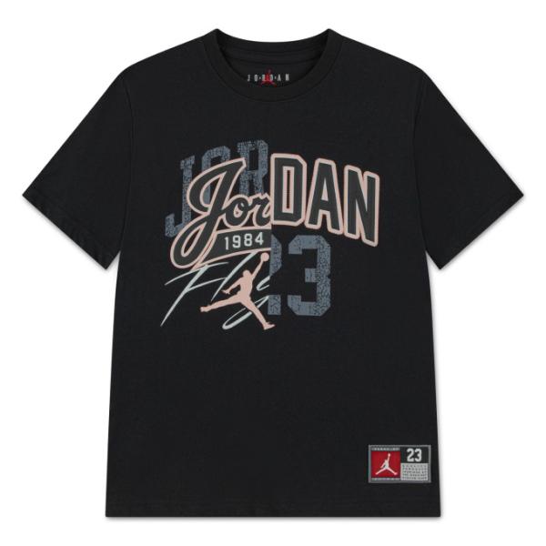 マイケル・ジョーダンがコミックヒーローのように描かれた、遊び心溢れるTシャツです。柔らかなジャージー素材は肌触りも抜群で、1日中快適に過ごせます。インパクトのあるグラフィックは、シンプルながらもコーディネートの主役に。ストリートスタイルにも...