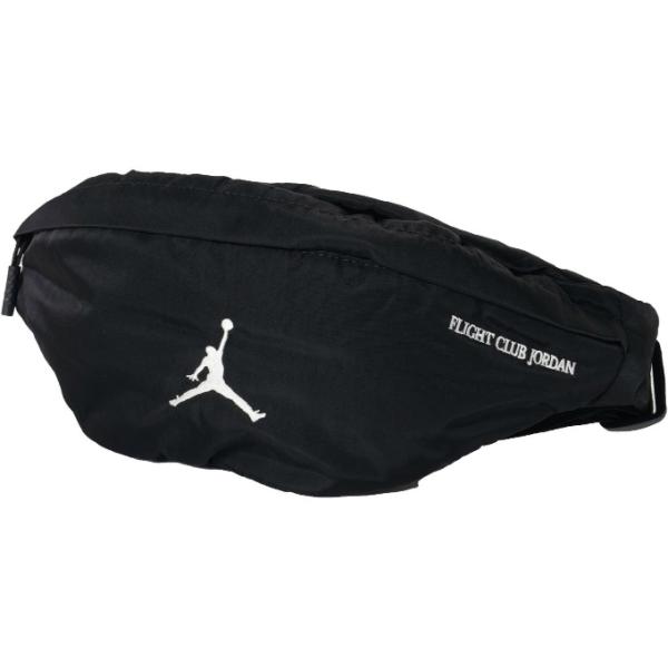 ジャンプマンロゴ刺しゅうが目を惹くクロスボディバッグ。メイン収納部とは別に、ファスナー付き背面ポケットを施しています。お好みの長さに調整できるストラップがポイント。デイリーユースはもちろん、アウトドアシーンにも最適なアイテムです。■カラー：...