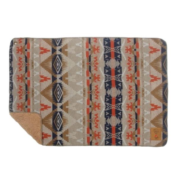 ■カラー：ブラウン■サイズ：L ( 横幅/220cm×高さ/150.0cm )※製品によって仕上りサイズに多少の誤差がありますのでご了承下さい。■重量：約1.8kg■素材：ポリエステル■原産国：中国検索ワード：アウトドア キャンプ 毛布