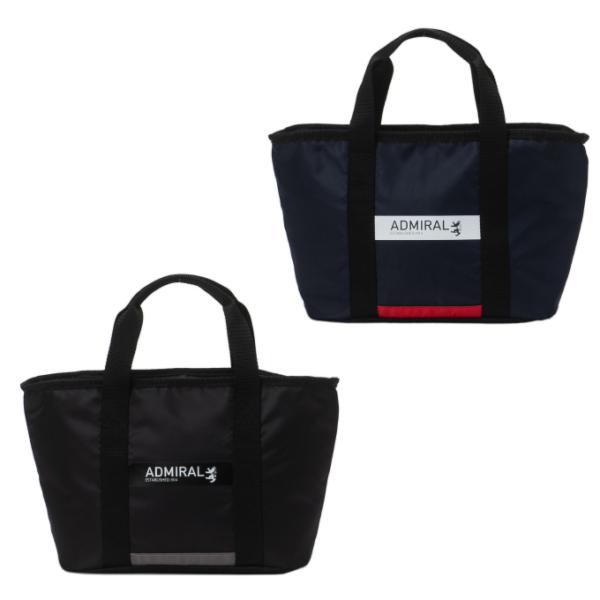 定番の保冷バッグ。ラウンドバッグと同じサイズ感で、高級感漂う艶のあるツイル生地を使用し、さりげないアクセントカラーが特徴です。■カラー：BLK(10)、NVY(30)■サイズ：横幅/28cm、高さ/23cm、奥行/11cm※製品によって仕上...