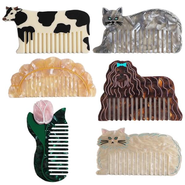 MY FAVORITE THINGSがテーマのダイカットコーム。キャッチーな見た目が可愛い、ダイカットコーム。 粗目のコームで自然な束間のあるヘアスタイルを作るのに最適です。 ちょっとしたプレゼントとしてもおすすめのアイテムです。べっ甲柄や...