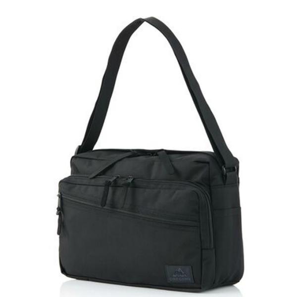 通勤、旅行などで活躍するユーティリティーショルダーLは大容量のメインコンパートメント、小物の収納に便利なフロントとポケットを備えます。収納性が抜群なのでどこへ出かけるにも安心できる心強い相棒です。■カラー：コーデュラ BK(コーデュラバリス...