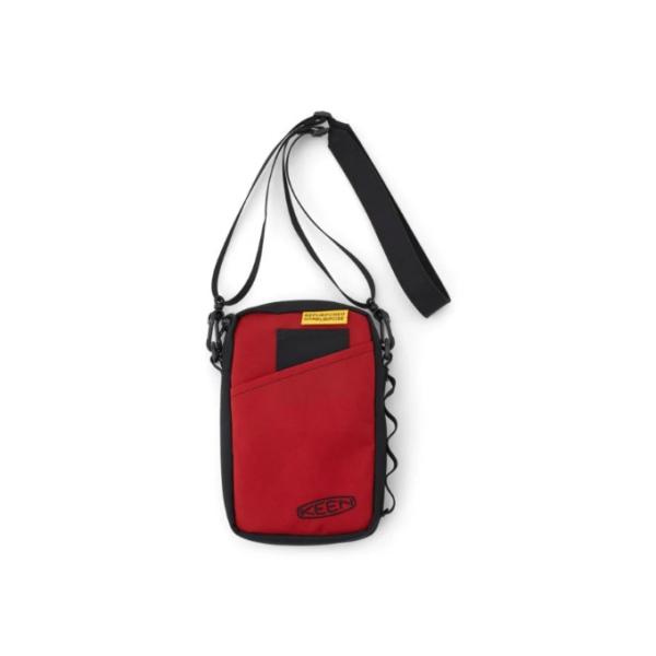 『REPURPOSED FOR PURPOSE』 工場に残る廃材を有効活用しアップサイクルしたHARVEST COLLECTION■カラー：RED/BLACK■サイズ：W12 x H19 x D4 cm※製品によって仕上りサイズに多少の誤差...