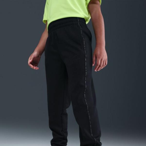 気温が低く、たくさん汗をかくことが予想される日は、このトレーニングパンツがおすすめ。Dri-FITテクノロジーが体を包み込み、寒い日のワークアウト中も汗を逃がして体温を調節します。■カラー：010（ブラック/ダークスモークグレー/ダークスモ...