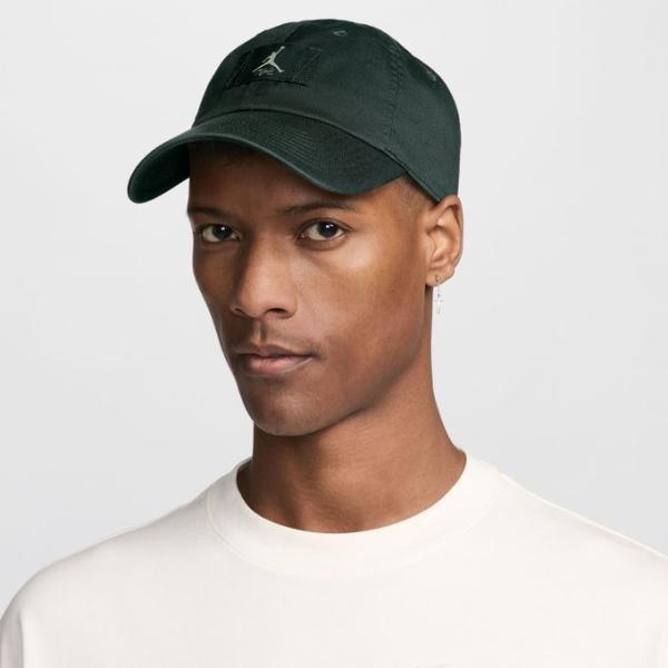 アジャスタブル キャップダッドキャップスタイルで、お気に入りのブランドをみんなにアピールしよう。 クラウンにあしらった定番のJumpmanロゴが、Jordanスピリットをアピールします。■カラー：MDNT GR/JD(316/ミッドナイトグ...