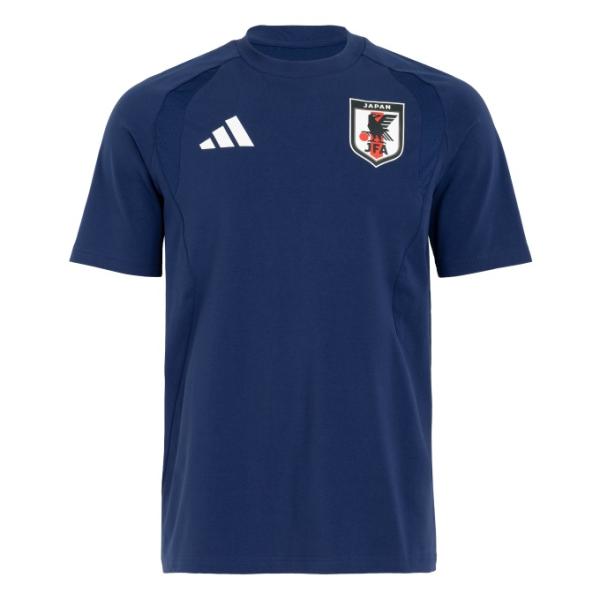 サッカー日本代表 2026 ティロ トラベル 半袖Tシャツは、サッカー文化とストリートウェアのスタイルが融合した定番アイテム。シングルジャージー生地で作られたTシャツは柔らかくて着心地が良く、デイリーウェアにぴったり。移動中も休憩中も身体に...