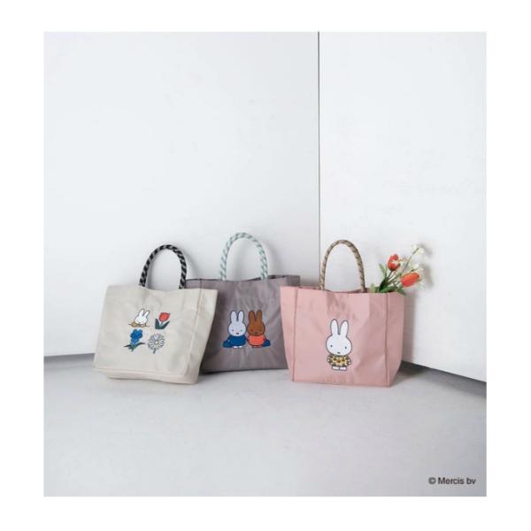 アウトドアロープのハンドルとフロントの大胆な刺繍がポイントのトートバッグ。バッグを開いた時にチラリと見える総柄の裏地が可愛いです。 しっかりとマチがある商品なので見た目以上に荷物を入れることができます。■カラー：FLOWER、STRAWBE...