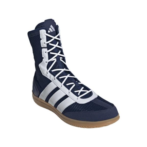 安定性を高めるワイド・フィットのボクシングシューズ。■カラー：BL(JS4437 ダークブルー/フットウェアホワイト/コアブラック)■サイズ：26.0cm〜28.0cm■素材：アッパー/合成皮革、合成繊維アウトソール/ゴム底■特長：・adi...