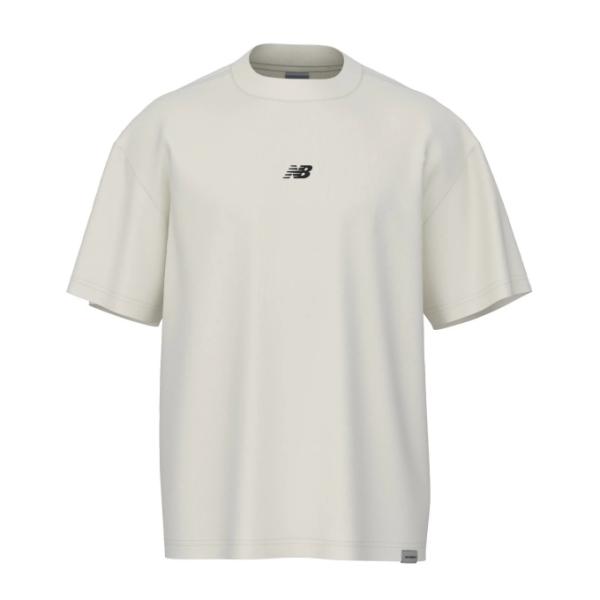 日本人の体型に合わせて開発されたトレーニング用グラフィックTシャツ。背面に反射プリントで「The Intelligent Choice」をグラフィックデザイン。吸汗速乾性に優れたNB Dryを搭載したポリエステル100%ニット素材を使用し、...