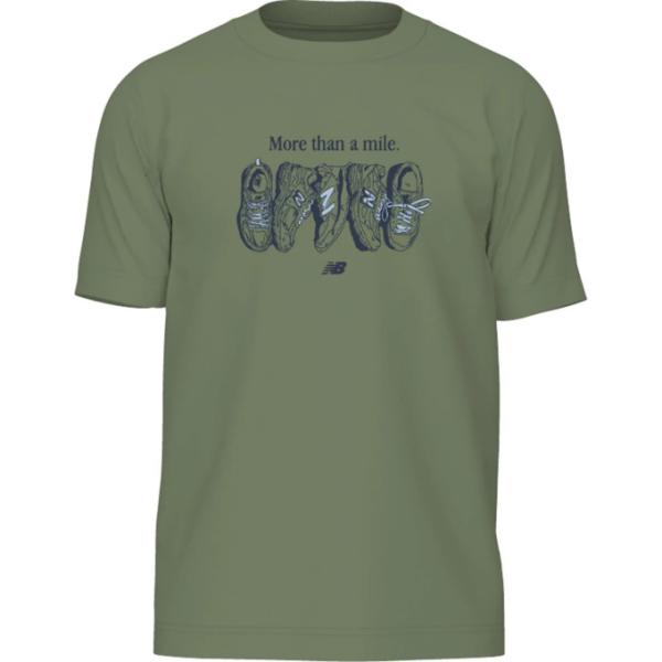 ランニングシューズのグラフィックTシャツ。ランニングの伝統と職人技を称える「more than a mile」のタグラインが入ったシューズグラフィックをフロントに配置し、やわらかで肌触りの良い160gのコットンジャージーで提案。汎用性の高い...