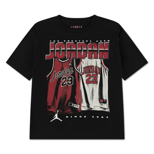 フロントに2枚のユニフォームを重ねた大胆なグラフィックが目を引くTシャツ。左裾にはジャンプマンのロゴをワンポイントで施し、細部までブランドのこだわりを詰め込みました。ベーシックなクルーネックで着脱しやすく、どんなコーディネートにも自然に馴染...