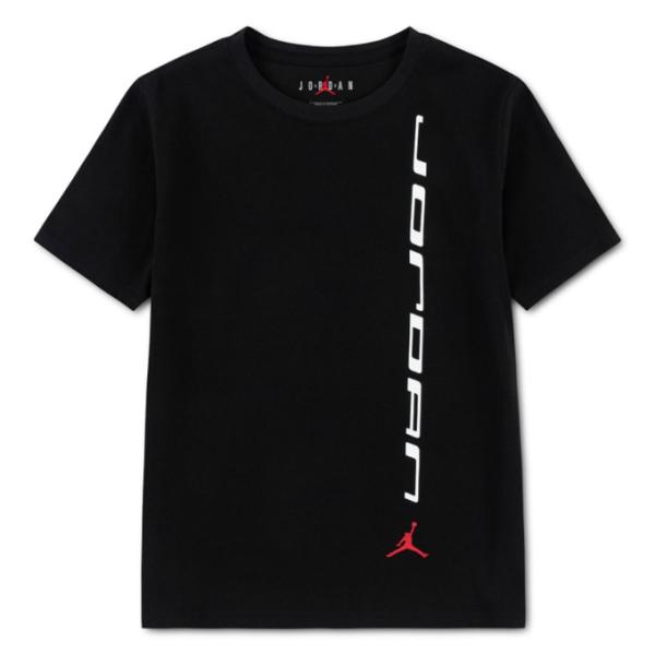 縦に配置されたインパクトの「JORDAN」のロゴと、裾にアクセントを添えるレッドのジャンプマンが特徴的なTシャツ。形はクルーネックタイプのベーシックなシルエットで、どんなアイテムともバランスよくスタイリング出来ます。スポーツはもちろん、デイ...
