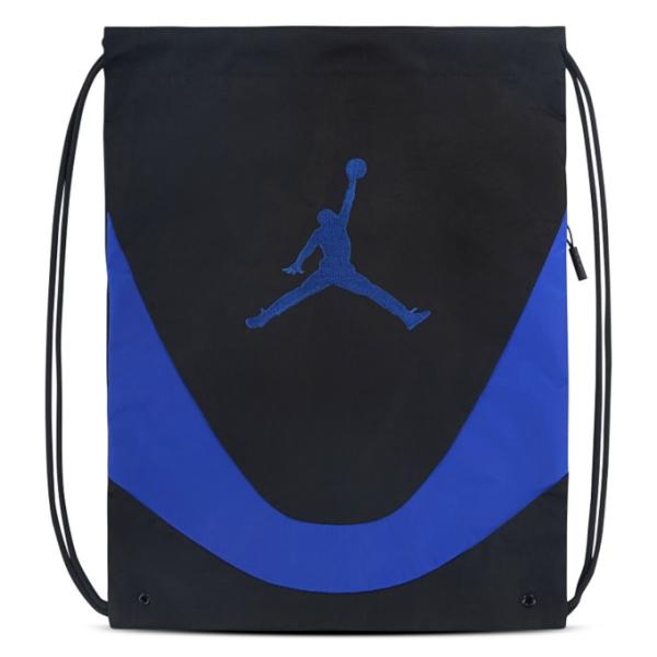 フロントに刺繍されたジャンプマンロゴが目を惹くジムサック。間口は巾着のように開閉することができ、荷物の出し入れもスムーズにすることができます。サイドには便利なファスナーポケット付き。日常使いはもちろん、ジムやトレーニングなどのシーンにも活躍...