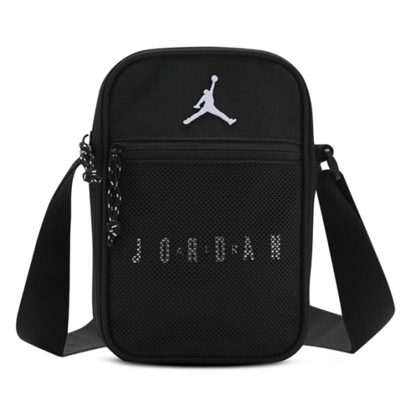 フロントのダイアモンドメッシュ越しに覗く「AIR JORDAN」のワードマークが、ストリート感溢れるアクセント。 耐久性に優れたリップストップ素材を採用し、斑点模様のジッパープルやメタルのジャンプマンロゴなど、細部までこだわり抜いたデザイン...