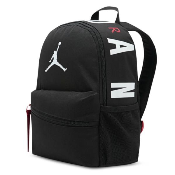 どの角度から見てもジョーダンのスピリットを感じさせる、インパクト抜群のミニバックパックです。 フロントには立体的なジャンプマンロゴを配置し、サイドからバックパネルにかけては大胆なブランドロゴをプリントで表現。 目を惹く赤い「AIR JORD...