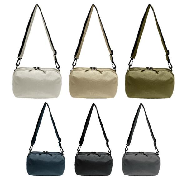 カフェへ、公園へ、ちょっとそこまで。 3気室で財布、スマホ、鍵を分けて収納。 ショルダーを外せばポーチに。 はっ水生地で急な雨でも安心。 身軽な散歩の相棒。 ■カラー：OLV、BK、BE、NV、DGY、IV ■サイズ(cm)：W25×H15...