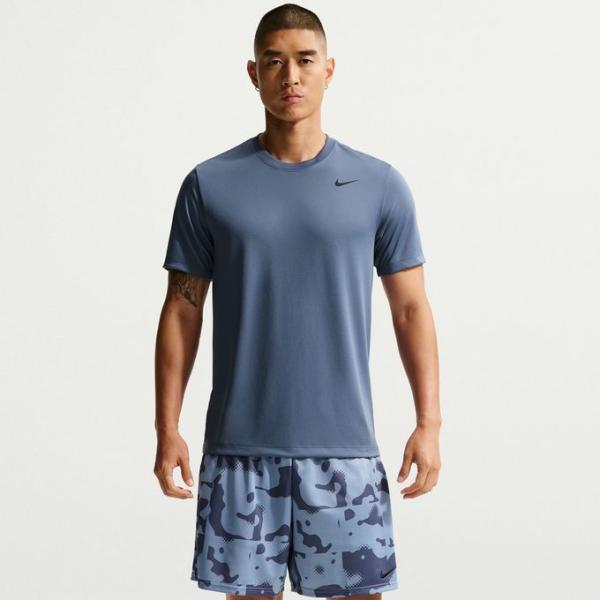 ■カラー：494(ディフューズドブルー/(ブラック))■サイズ：S、M、L、XL、2XL■素材：本体/ポリエステル 100%■着用感：スタンダードフィット/定番の快適な着用感■原産国：中国■製品の適合性：ASIA FIT■特長：・ Nike...