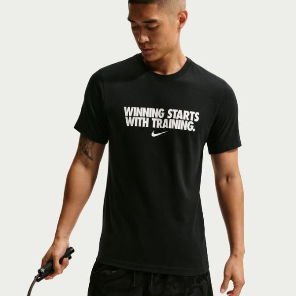 この高機能Tシャツは、軽量で通気性に優れた柔らかいジャージー素材を使用。Nike Dri-FITテクノロジーが、肌から汗を逃がしてすばやく蒸発させ、さらりと快適な状態をキープ。■カラー：010(ブラック)■サイズ：S、M、L、XL、2XL■...