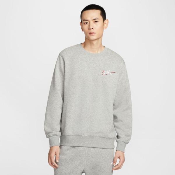 クリーンかつカジュアルな、定番スタイルのクルーネック。身幅にゆとりのあるリラックスフィットで、適度なボリュームの起毛フリース素材が、内側は抜群に柔らかく、外側は滑らかな肌触りを提供します。■カラー：063(ダークグレーヘザー/(ホワイト))...