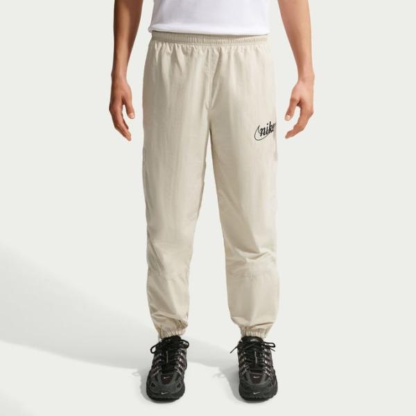 カジュアルなスタイルに、ナイキ クラブの快適さをプラス。シワ感のあるタフタ素材にメッシュの裏地を組み合わせ、軽量な着用感を実現しました。ヒップと太もも周りはゆったりとしており、ふくらはぎと裾のジッパーでシューズ周りのフィット感を調節できます...