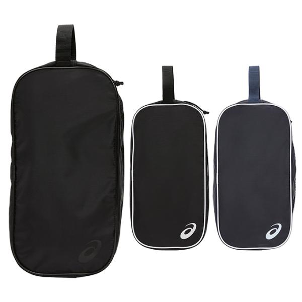 ロゴプリントされたシューズケース。オープンファスナーで出し入れがしやすい形状。3033B962の後継モデル。■カラー：001、002、400■サイズ(実寸サイズ)：OS(横幅/35cm、高さ/18.0cm、奥行/13.0cm)※製品によって...