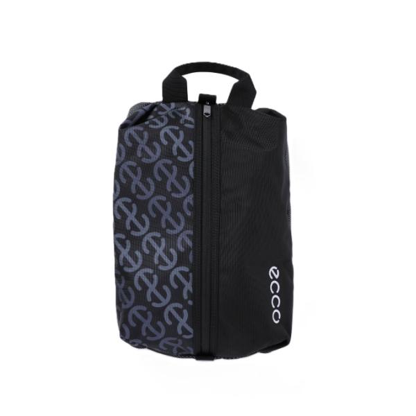 お洒落なEロゴが特徴のECCOシューズケース■カラー：BK■サイズ：W25×H32×D10cm※製品によって仕上りサイズに多少の誤差がありますのでご了承下さい。■素材：ナイロン、革■原産国：中国検索ワード：ゴルフ シューズ入れ シューズバッ...