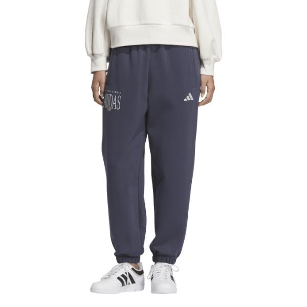 快適な着心地でややクロップド丈のゆったりとしたフリース素材パンツ。このゆったりとしたadidasのパンツは、週末のくつろぎのひとときにぴったり。コットンのソフトな肌触りは、足を伸ばしてくつろぐのに最適な素材。リラックスしたカジュアルな雰囲気...