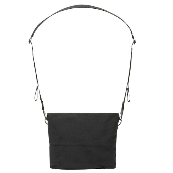■カラー：K ( ブラック )■サイズ：H20.5×W26×D5.5cm※製品によって仕上りサイズに多少の誤差がありますのでご了承下さい。■容量：3L■重量：約110g■素材：400DSpectra リップストップナイロン混100Dリサイク...