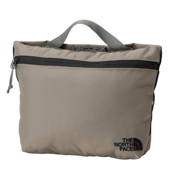 ■カラー：MR ( マッシュルーム )■サイズ：ONE SIZE ( H16.5×W23×D5cm )※製品によって仕上りサイズに多少の誤差がありますのでご了承下さい。■重量：約75g■素材：420Dリサイクルナイロン■機能：・内部には小物...