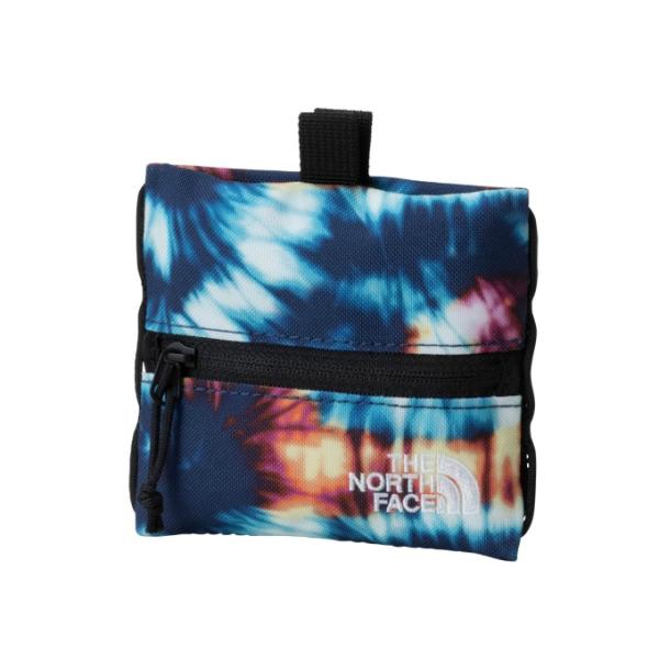 シンプルな長方形パターンでデザインされた、収まりがいいフラットポーチ ■カラー：WT■寸法：H10.5×W11cm■重量：約25g■素材：600Dリサイクルポリエステル■原産国：ベトナム■機能：収まりのいいフラットポーチ／カードやお札を半分...