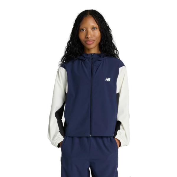 日本人の体型に合わせて開発されたトレーニング向けストレッチウーブンジャケット。カラーブロックとリフレクティブをテーマに、吸汗速乾性に優れたNB Dryを搭載した高ストレッチのウーブン生地が、ドライで快適な着心地を提供。トレンドのゆったりした...