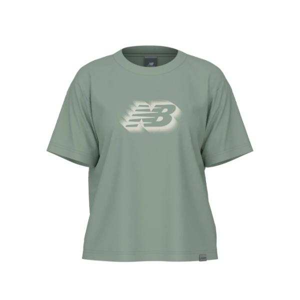 日本人の体型に合わせて開発されたトレーニング向けロゴグラフィックTシャツ。コットンライクなポリエステル100%素材を使用し、リラックスフィットのボックスシルエットが、レギンスやパンツとの相性抜群。吸汗速乾性に優れたNB Dryがドライな着心...