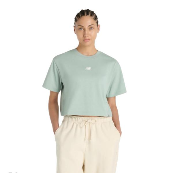 日本人の体型に合わせて開発されたトレーニング向けクロップTシャツ。背中の「The Intelligent Choice」のリフレクティブプリントがアクセント。コットンライクなポリエステル100%素材を使用し、リラックスフィットのボックスシル...