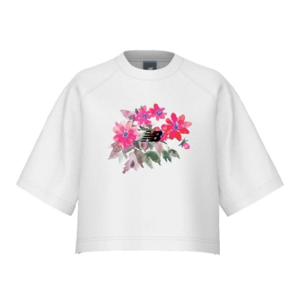 春の訪れを祝う花をデザインしたボクシーTシャツ。上質で生地感のしっかりした240gのコットンジャージを、着丈短めのボリューム感あるボックスシルエットのオーバーサイズフィットで提案。上質な生地感のTシャツにフライングNBロゴ刺繍と水彩プリント...