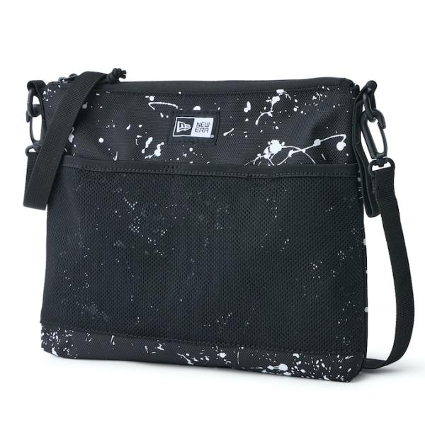 コンパクトかつ軽量なボディでタウンユースに適したサコッシュです。ポケットに入れるとかさばる小物を簡易的に収納できるため、アウターに忍ばせてポケット代わりに活用することもできます。■カラー：ブラック■サイズ：One Size ( 高さ/約23...