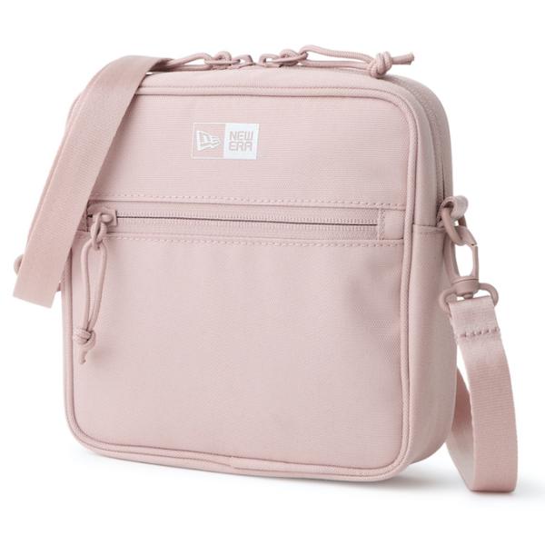 タウンユースからアウトドアまで幅広く対応する、四角い形状が特徴のショルダーポーチ。■カラー：ダーティローズ■サイズ：One Size ( 高さ/約175mm、幅/約180mm、奥行/約55mm )※製品によって仕上りサイズに多少の誤差があり...