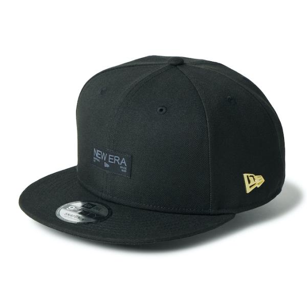 メタル仕様のフラッグロゴが際立つ、ミニマルながらも印象的なコレクション。■カラー：ブラック/GLD■サイズ：ML■素材：ポリエステル■特徴：・フラッグロゴをメタルパーツで表現し、さりげない存在感を演出。・ブランディングを記したウーブンラベル...