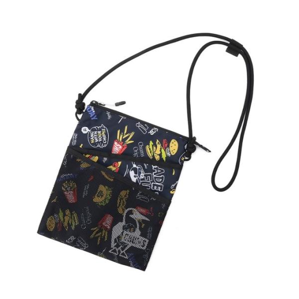 ポケット位置のアレンジで2通りの使い方ができる、“EASY-GO”シリーズのサコッシュ■カラー：Food■サイズ：H 21 X W 25cm※製品によって仕上りサイズに多少の誤差がありますのでご了承下さいませ。■容量：約1.5L■質量：約6...