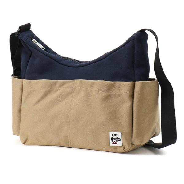 通学用にもおすすめ、教科書が収まる大きめサイズのショルダーバッグ■カラー：Navy/Beige■サイズ：H 23 X W 31 X D 12cm※製品によって仕上りサイズに多少の誤差がありますのでご了承下さいませ。■容量：約10L■素材：S...