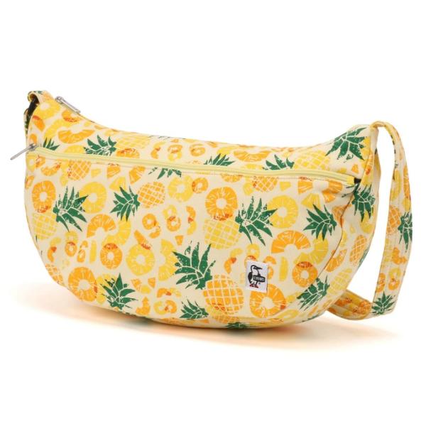 体に自然とフィットする、CHUMS定番のバナナショルダーバッグ(約12L)■カラー：Stamp■サイズ：H 25 X W 45 X D 14cm※製品によって仕上りサイズに多少の誤差がありますのでご了承下さい。■容量：約12L■素材：Swe...