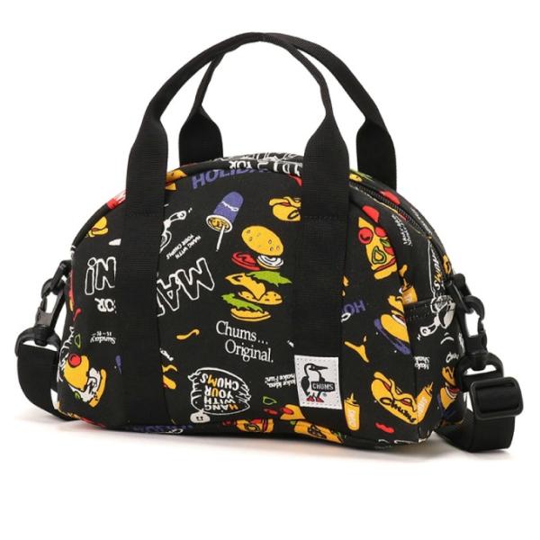 ショルダーバッグとハンドバッグの2WAYで使える、ボウリングバッグ風デザインのミニバッグ（約3L）〈素材特性〉柔らかなスウェット素材をメインに、裏地や負荷が多くかかる箇所には高強度のポリエステル素材を合わせた、CHUMS定番のバッグシリーズ...