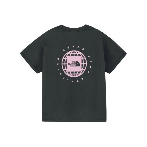 地球儀とTHE NORTH FACEのスクエアロゴを組み合わせた、ジオスクエアロゴのプリントを背面に大きくあしらった半袖Tシャツ■カラー：K(ブラック)■サイズ(cm)：130 ( 着丈/50、身幅/44、肩幅/40、袖丈/14、裾幅/44...